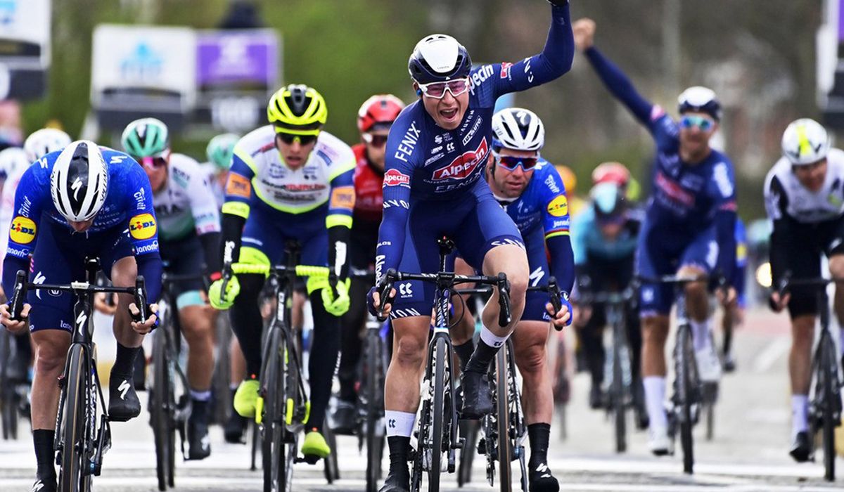 Jasper Philipsen sorprende a Bennett y conquista el Gran...