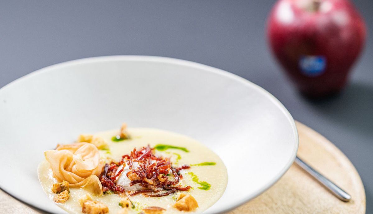 Crema de manzana conn apio con huevo escalfado, tiras de...