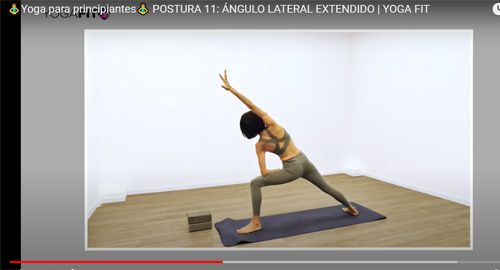 Postura Del ángulo Lateral Modificado Mujer Haciendo Anjaneyasana O